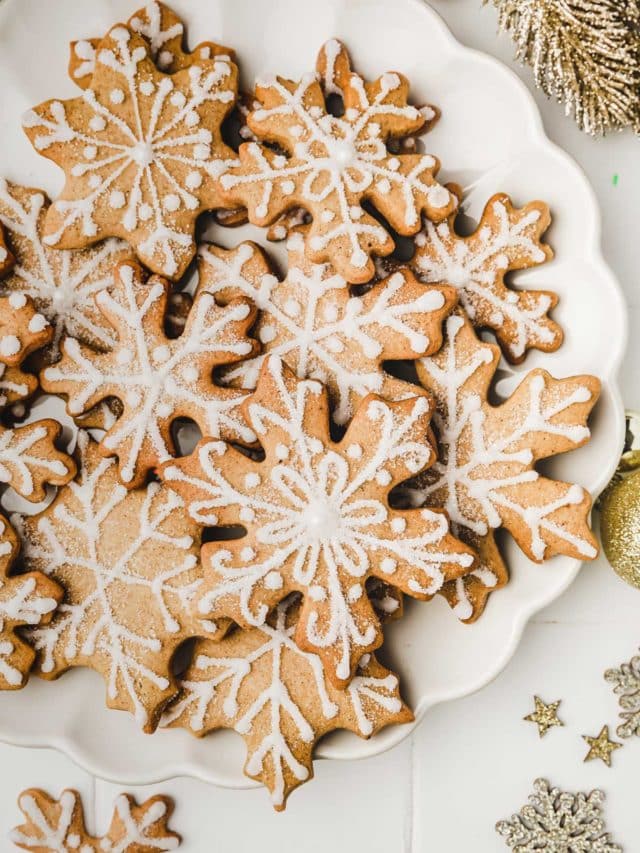 Snowflake cookies with royal icing - Sweetly Cakes