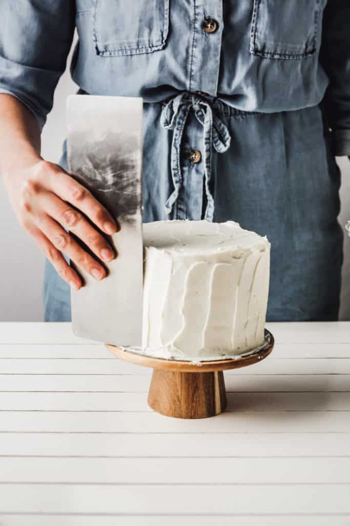 How to frost a cake easily for a perfect finish - Sweetly Cakes