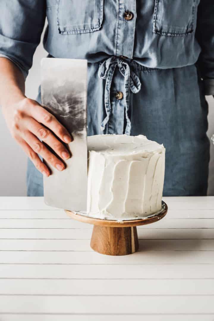 How to frost a cake easily for a perfect finish - Sweetly Cakes