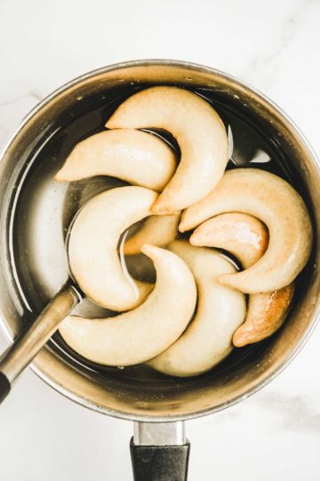 Gazelle Horns recipe (Cornes de Gazelle) filled with Almond Past