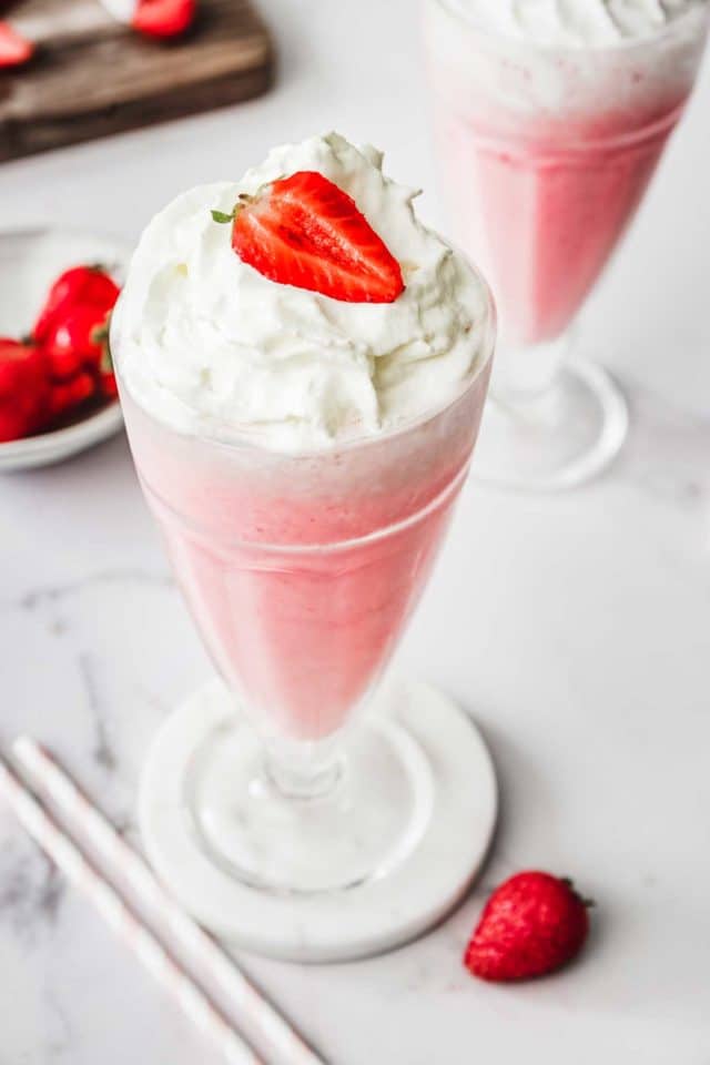 Milkshake Fraise Maison - Recette facile et prête en 5 minutes