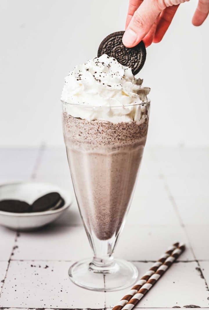 Easy 5-Min Oreo Milkshake Recipe with Vanilla Ice Cream