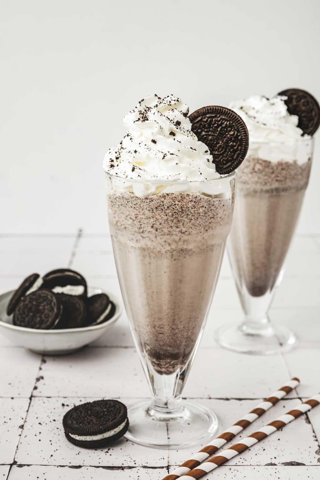 Easy 5-Min Oreo Milkshake Recipe with Vanilla Ice Cream