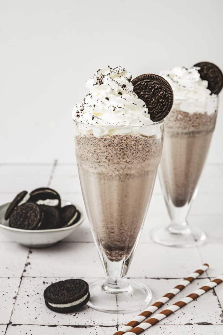 Easy 5-Min Oreo Milkshake Recipe with Vanilla Ice Cream