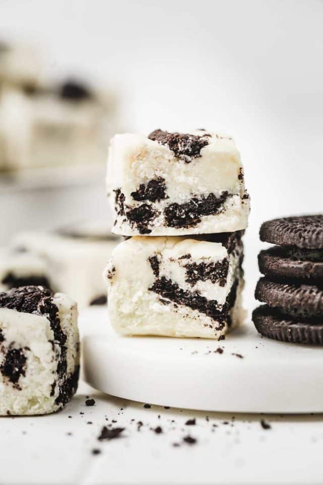 Easy Oreo Fudge – White Chocolate Cookies & Cream