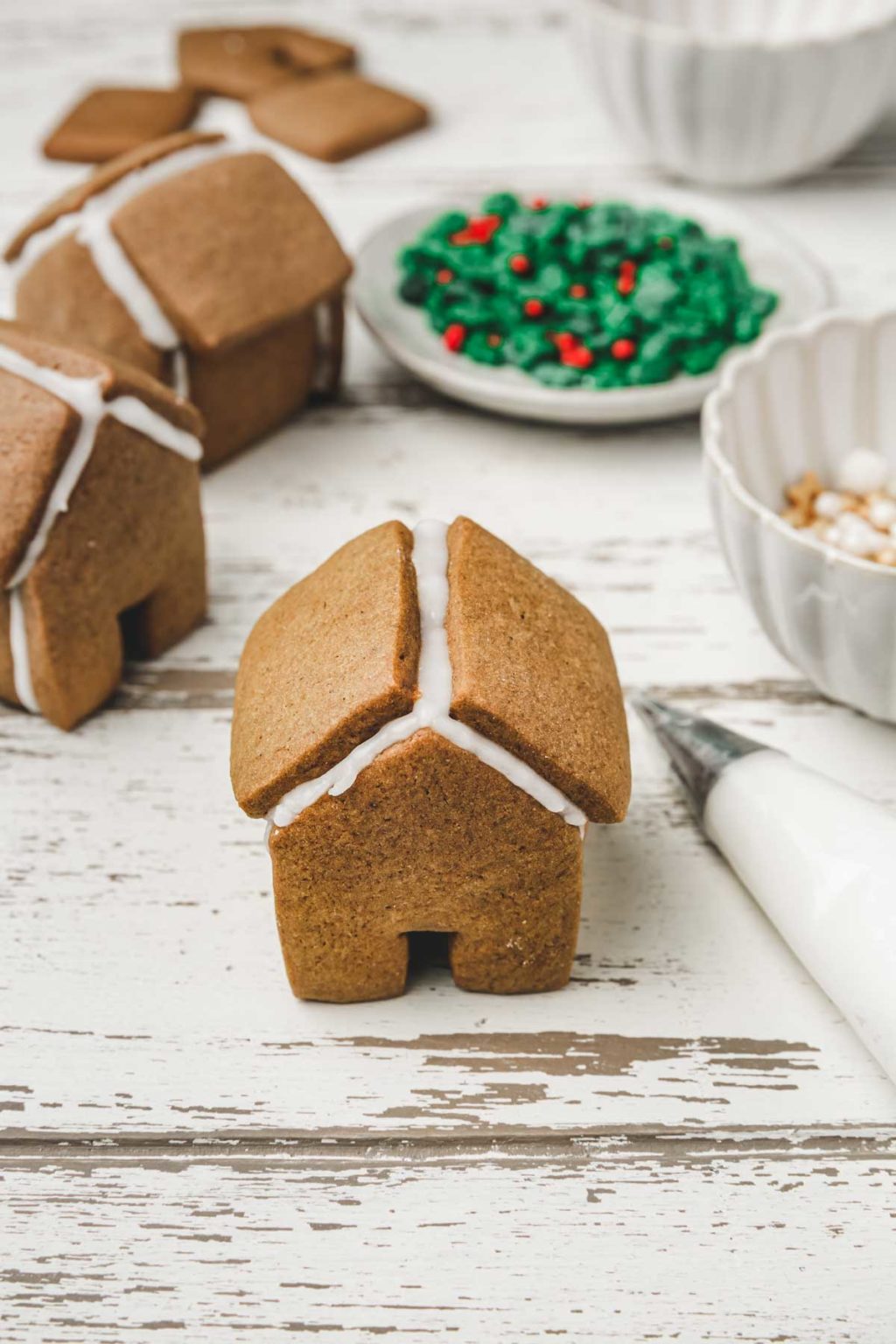 Mini Gingerbread House – Easy Spiced Cookies with Royal Icing
