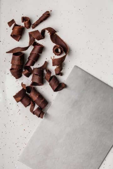 How To Make Chocolate Curls - Easy Method - Sweetly Cakes