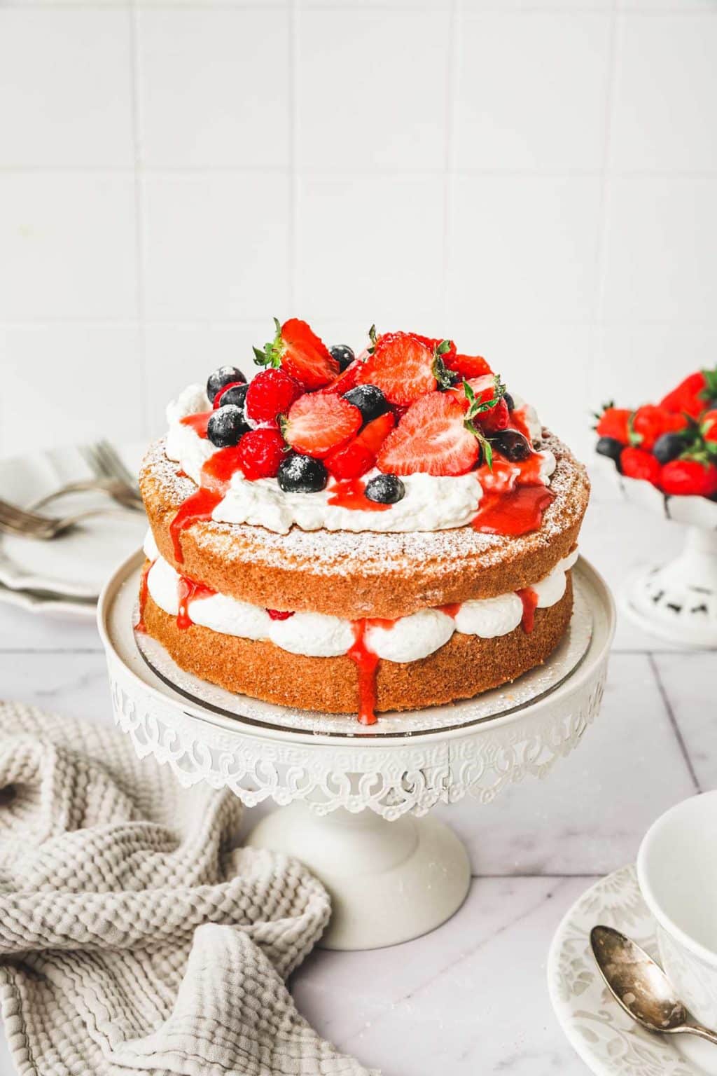Victoria Sponge Cake - Recette Facile (+ Vidéo) - Sweetly Cakes