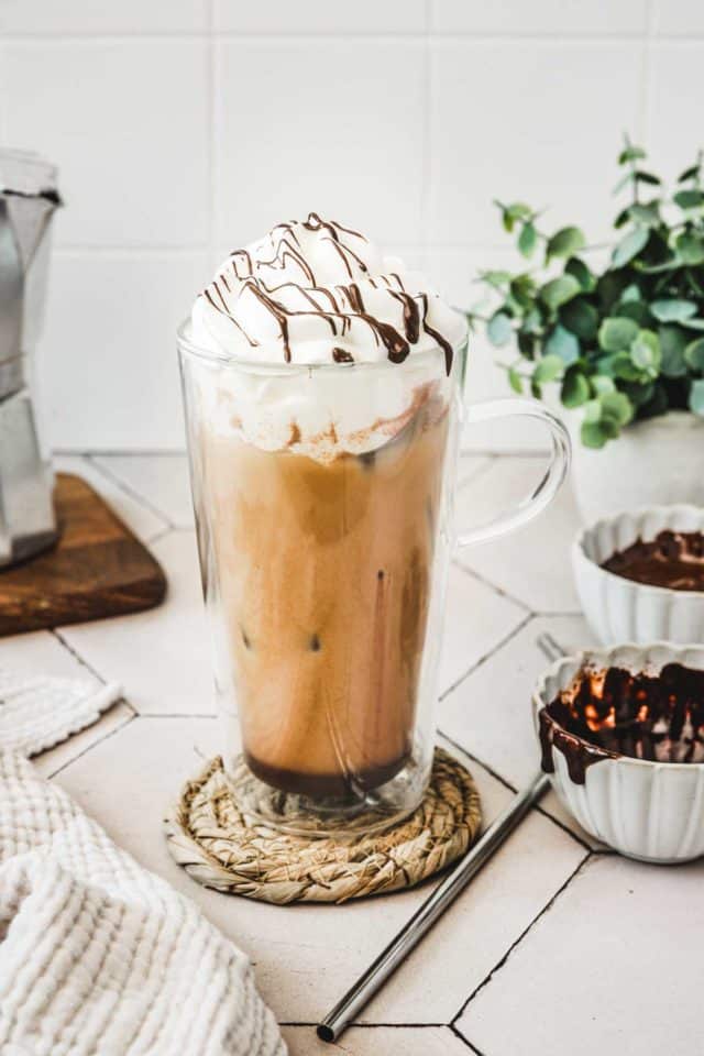 Easy 5-minutes Iced Mocha Latte Recipe - Sweetly Cakes