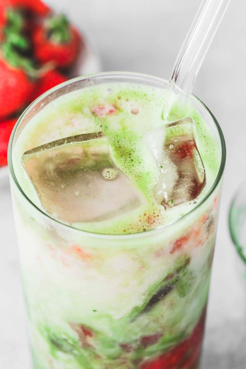 Iced Matcha Latte aux Fraises - Prêt en 5 minutes ! Sweetly Cakes