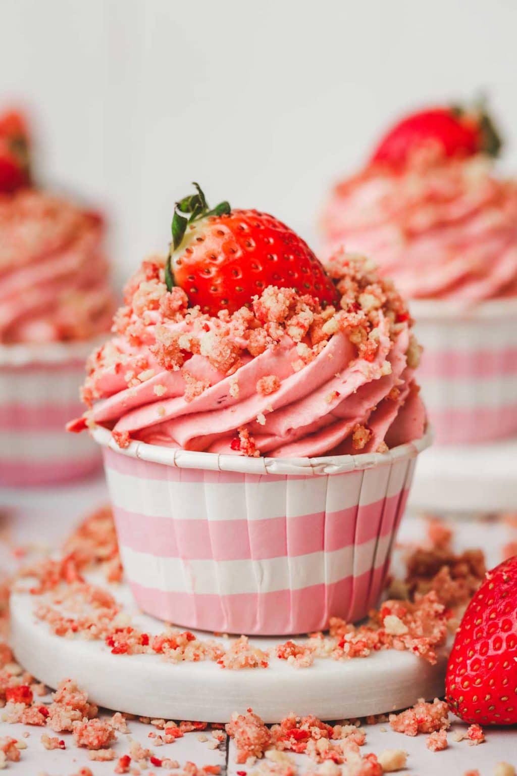 Fluffy Strawberry Crunch Cupcakes Recipe with Strawberry filling