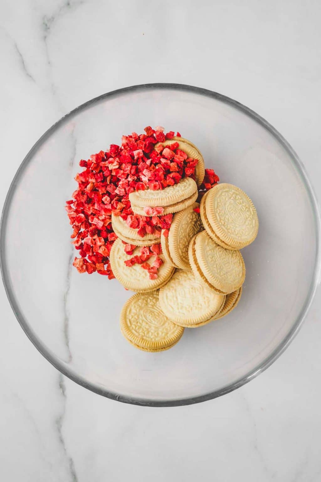 Easy 5-minute Strawberry Shortcake Crunch - Sweetly Cakes