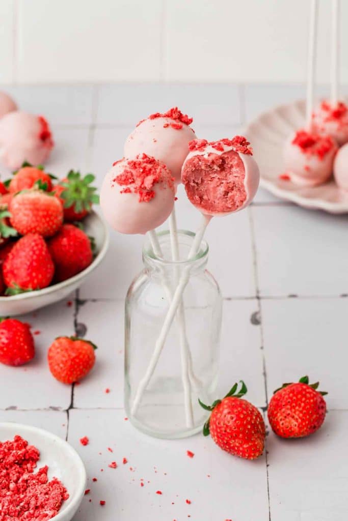 Strawberry Cake Pops – Easy Homemade Recipe
