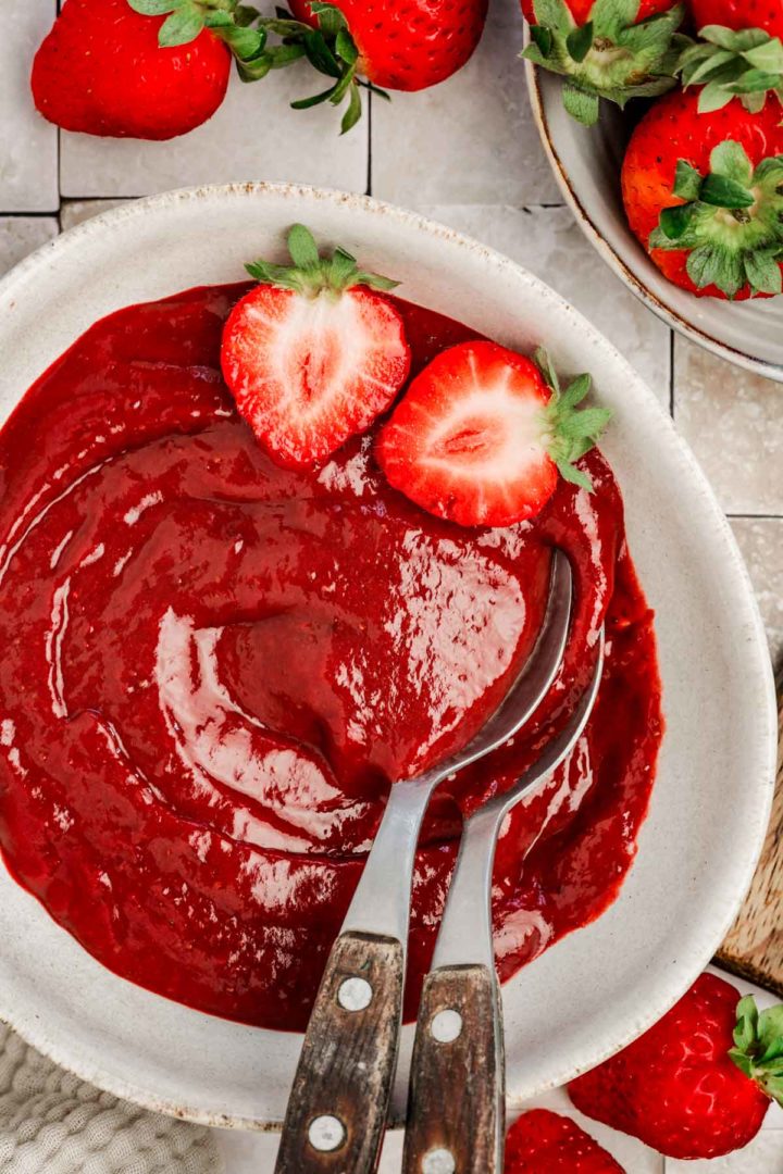 Strawberry Puree Recipe (Fresh or Frozen) For Cakes & Desserts