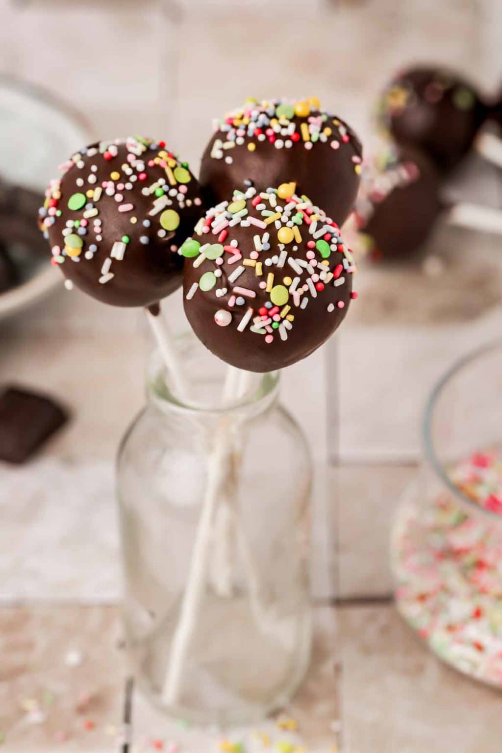 Chocolate Cake Pops (Easy Homemade Recipe)