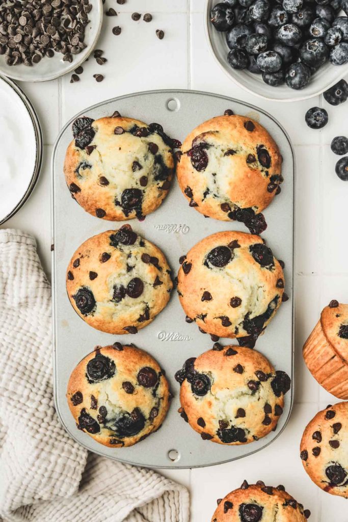 Fluffy Blueberry Chocolate Chips Muffins - Sweetly Cakes