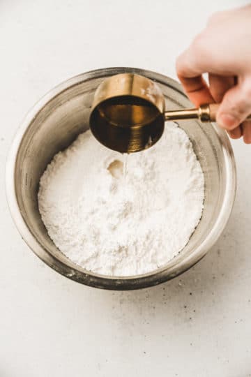 Easy Powdered Sugar Icing Recipe – 2 Ingredients, No Eggs