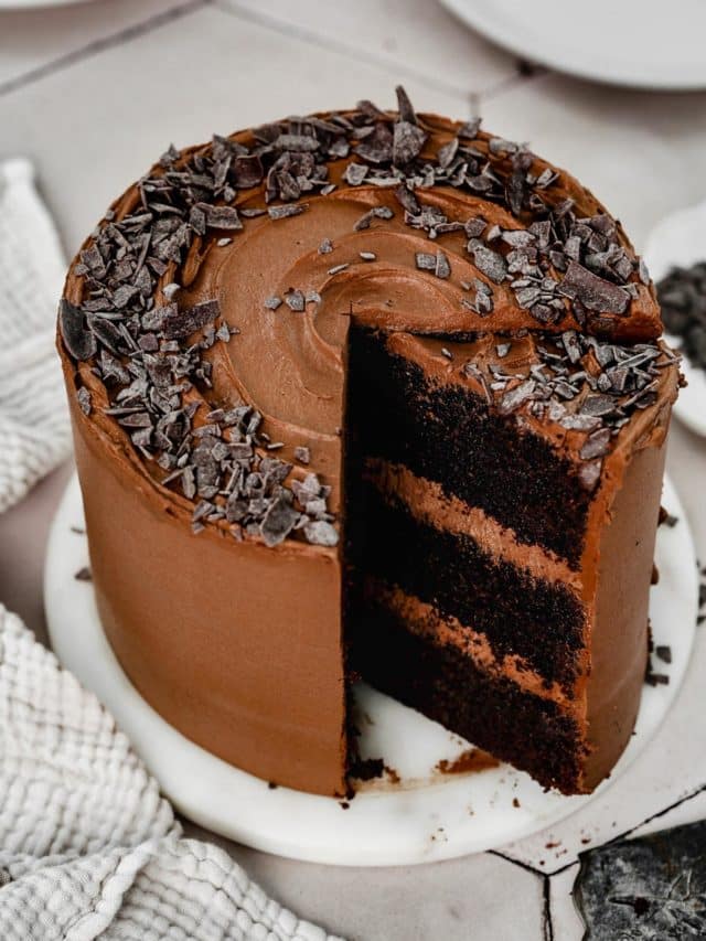 Victoria Sponge Cake - Recette Facile (+ Vidéo) - Sweetly Cakes