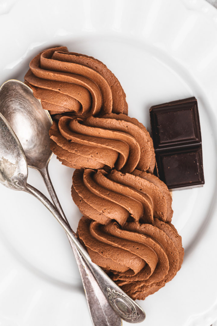 Ganache Frosting for Cakes and Cupcakes (Firm & Pipeable)